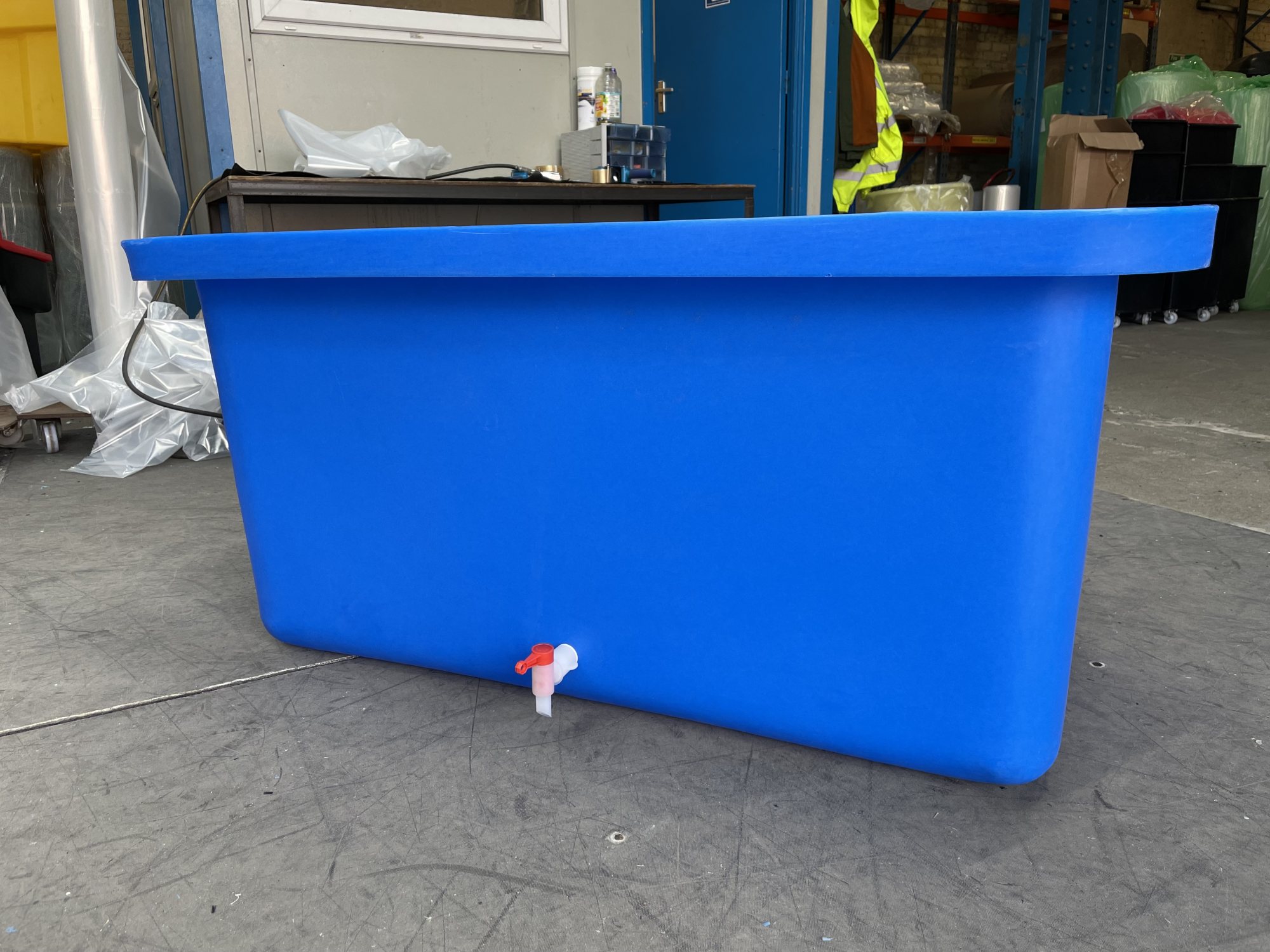 455 Litre Tapered Plastic Ice Bath - Heavy Duty Plastic - Tanks Direct